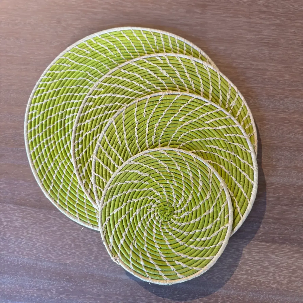 Dessous de plat en raphia - Fibre naturelle sur vert anis | BOLONG